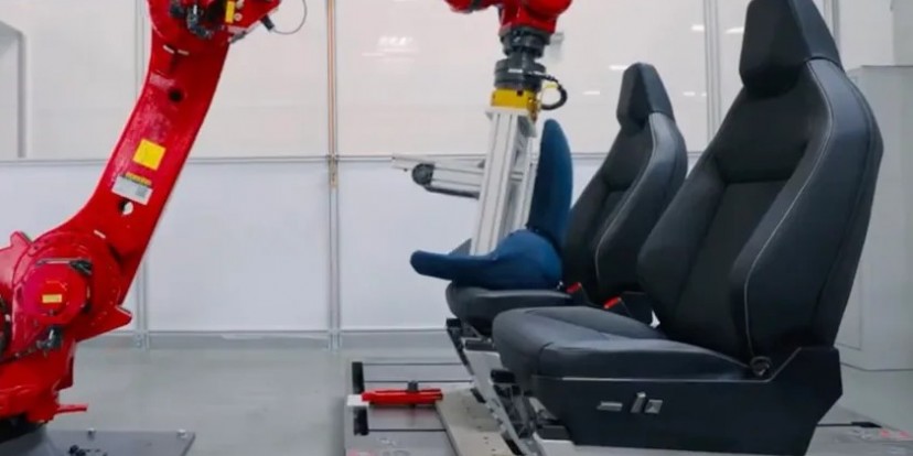 Here's how Tesla's robots test the Cybertruck's seats - ArenaEV